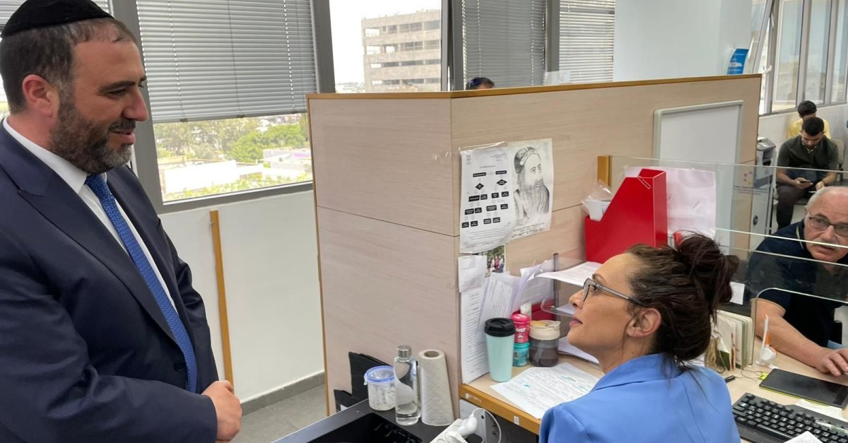 שר הפנים ערך ביקור פתע בלשכת רשות האוכלוסין וההגירה באשקלון Passportnews